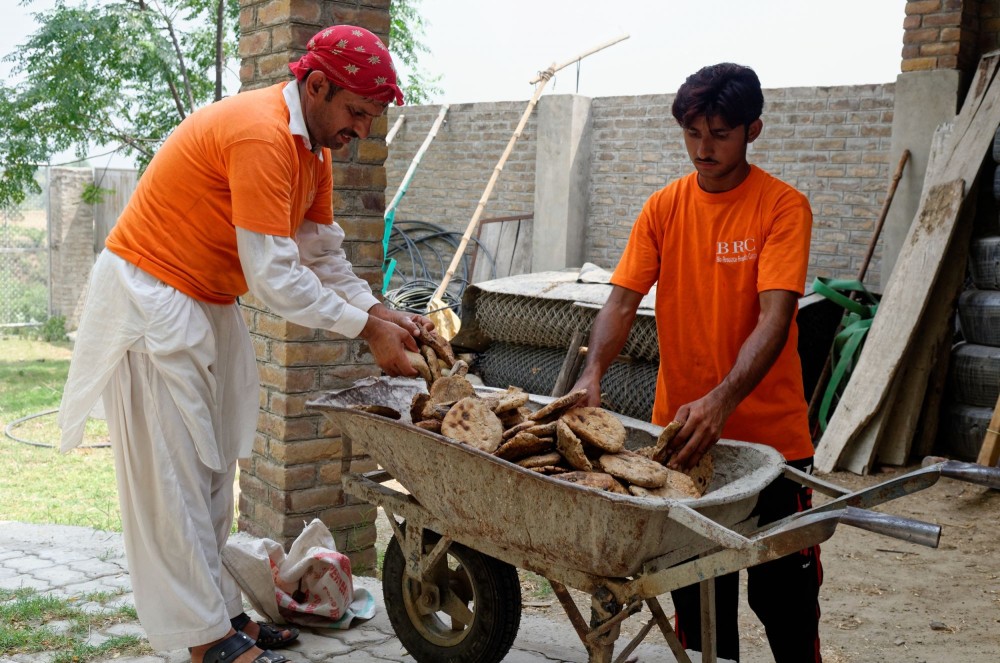 Roti time for Balkasar bears | World Animal Protection